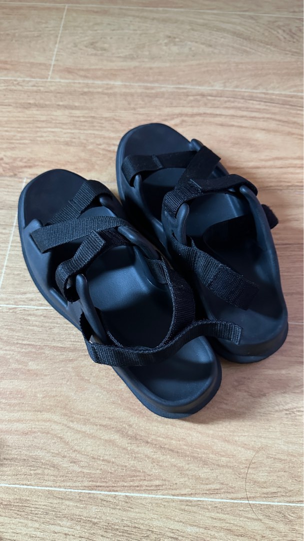 uniqlo u sandals, Women's Fashion, Footwear, Flats & Sandals on Carousell