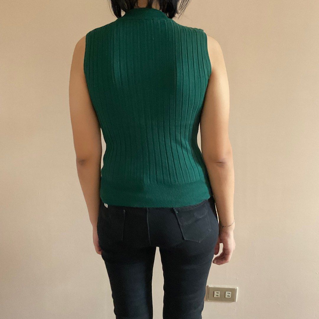 Fitted, figure-hugging top, Women's Fashion, Tops, Sleeveless on Carousell