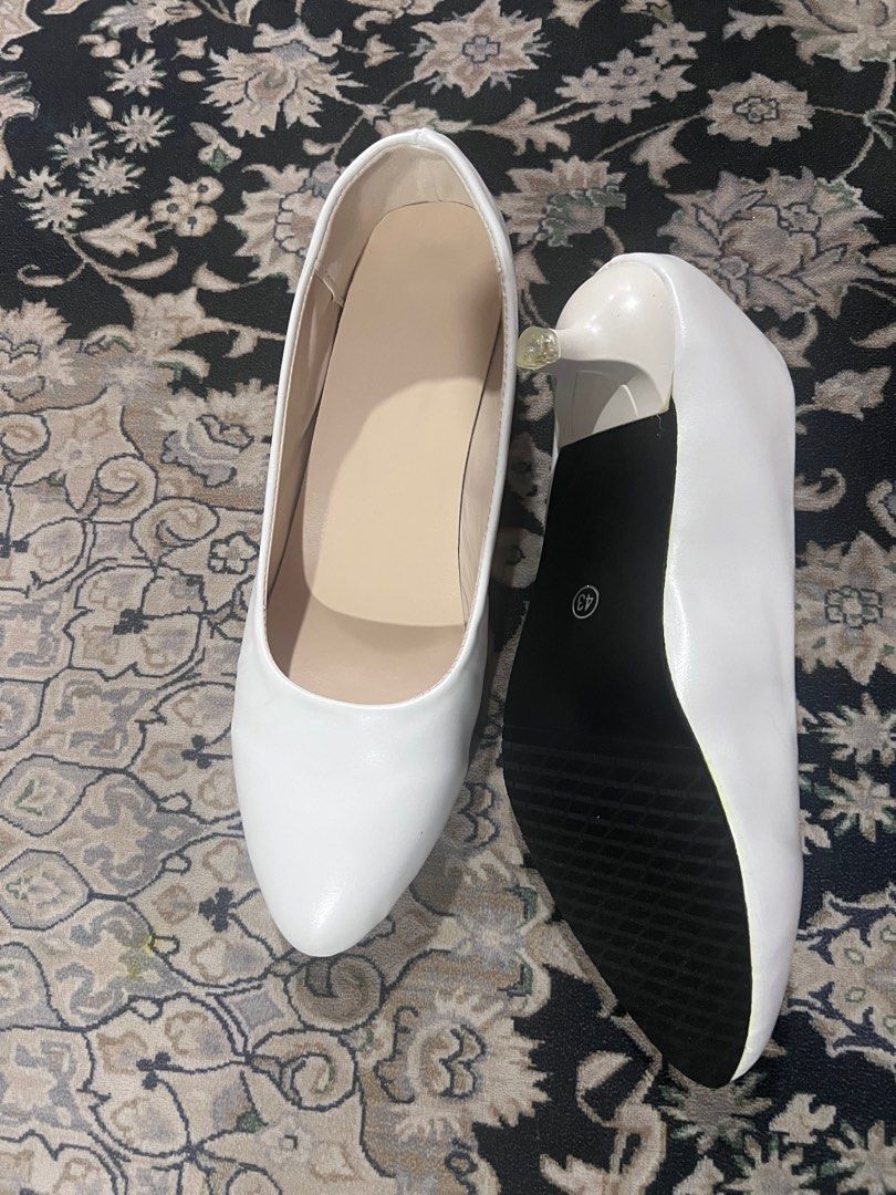 Heals putih, Women's Fashion, Footwear, Heels on Carousell