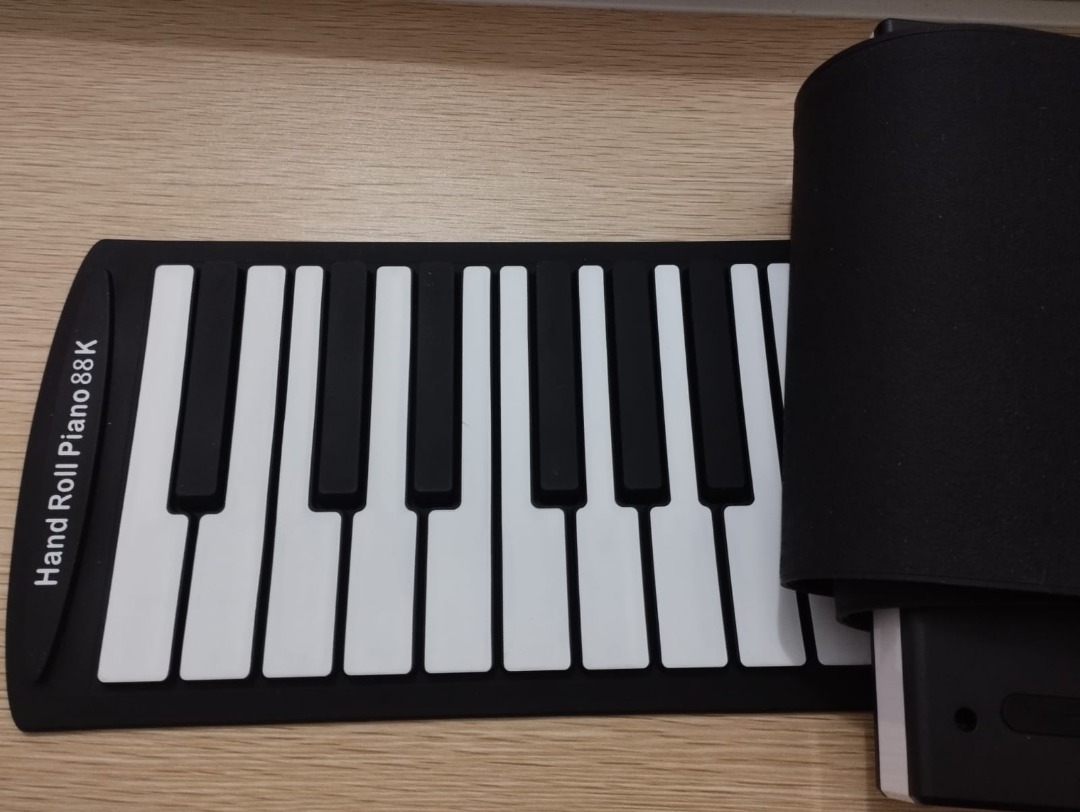 Rollable piano, Hobbies & Toys, Music & Media, Musical Instruments on ...