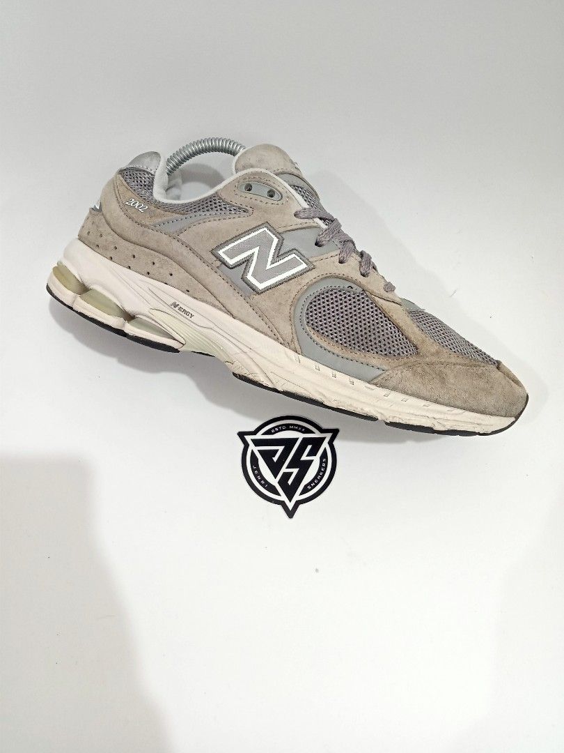 Sepatu New balance 2002r, Fesyen Pria, Sepatu , Sneakers di Carousell