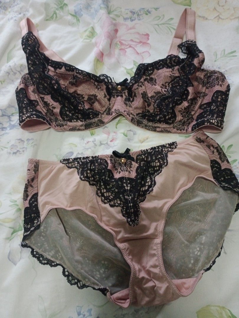 Triumph bra set E85, Women's Fashion, New Undergarments & Loungewear on Carousell