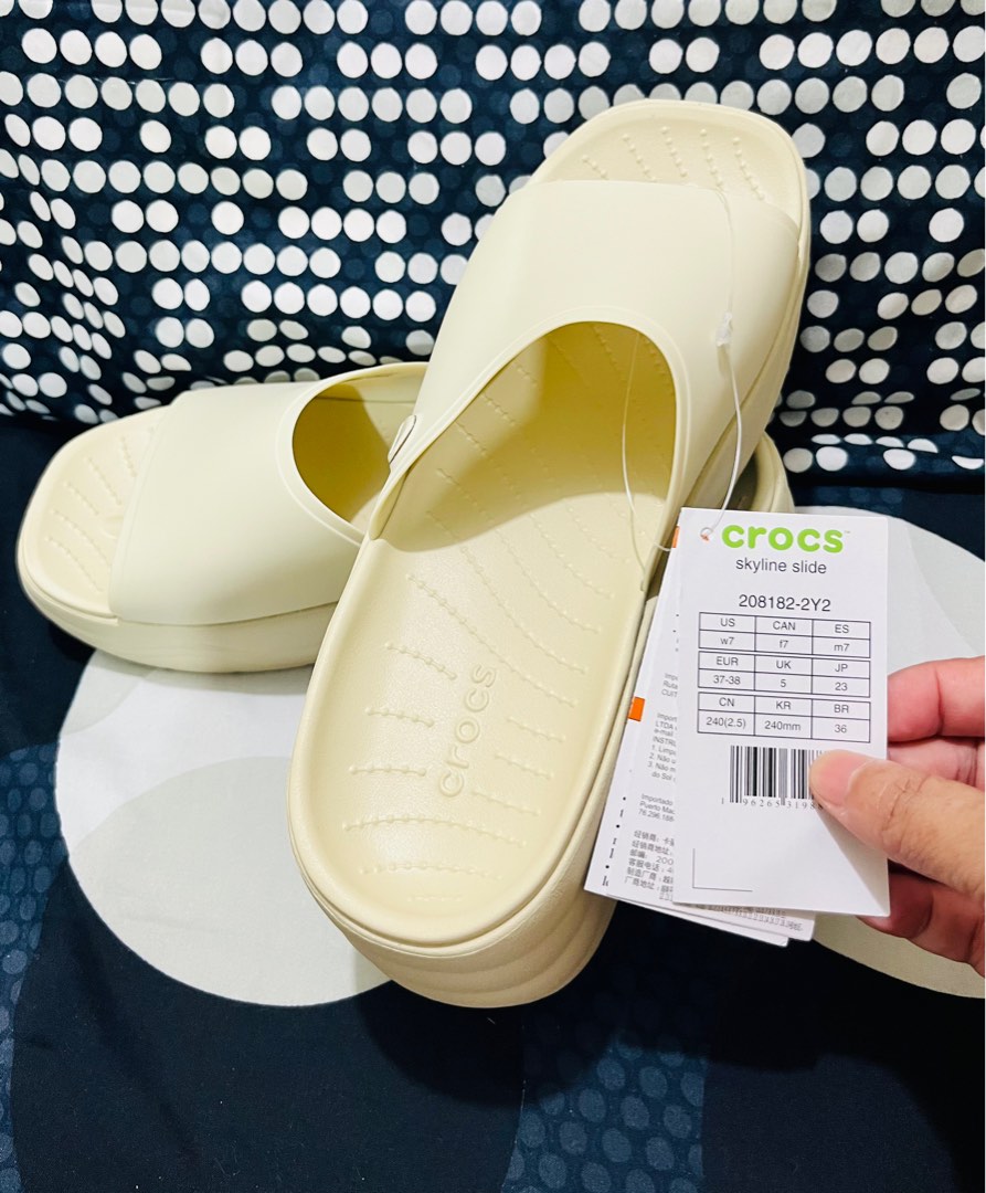 CROCS SKYLINE, Women's Fashion, Footwear, Slippers and slides on Carousell