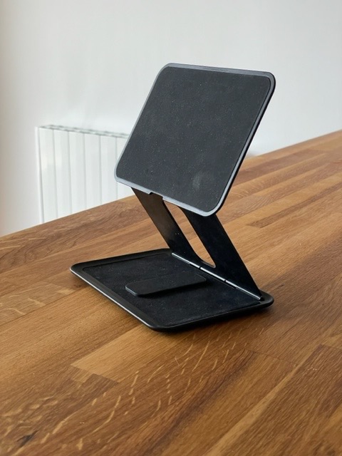 MOFT Snap Float Stand, Mobile Phones & Gadgets, Other Gadgets on Carousell