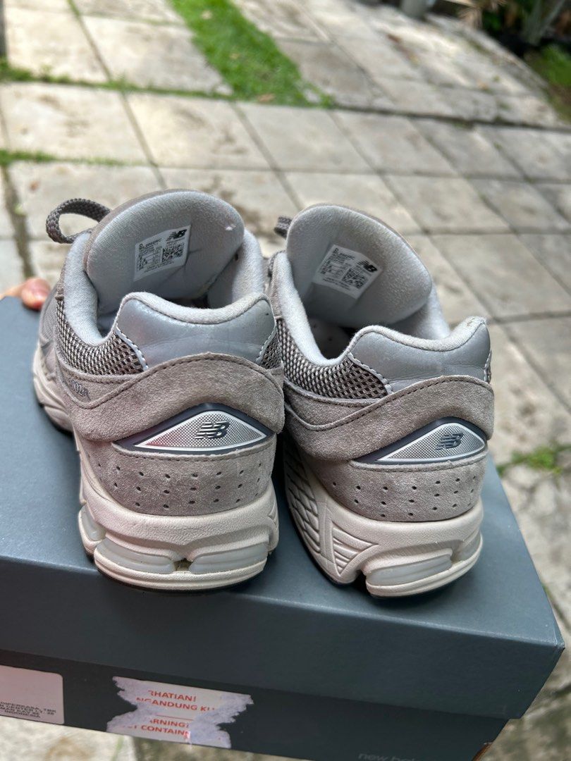 New Balance 2002r, Fesyen Wanita, Sepatu di Carousell