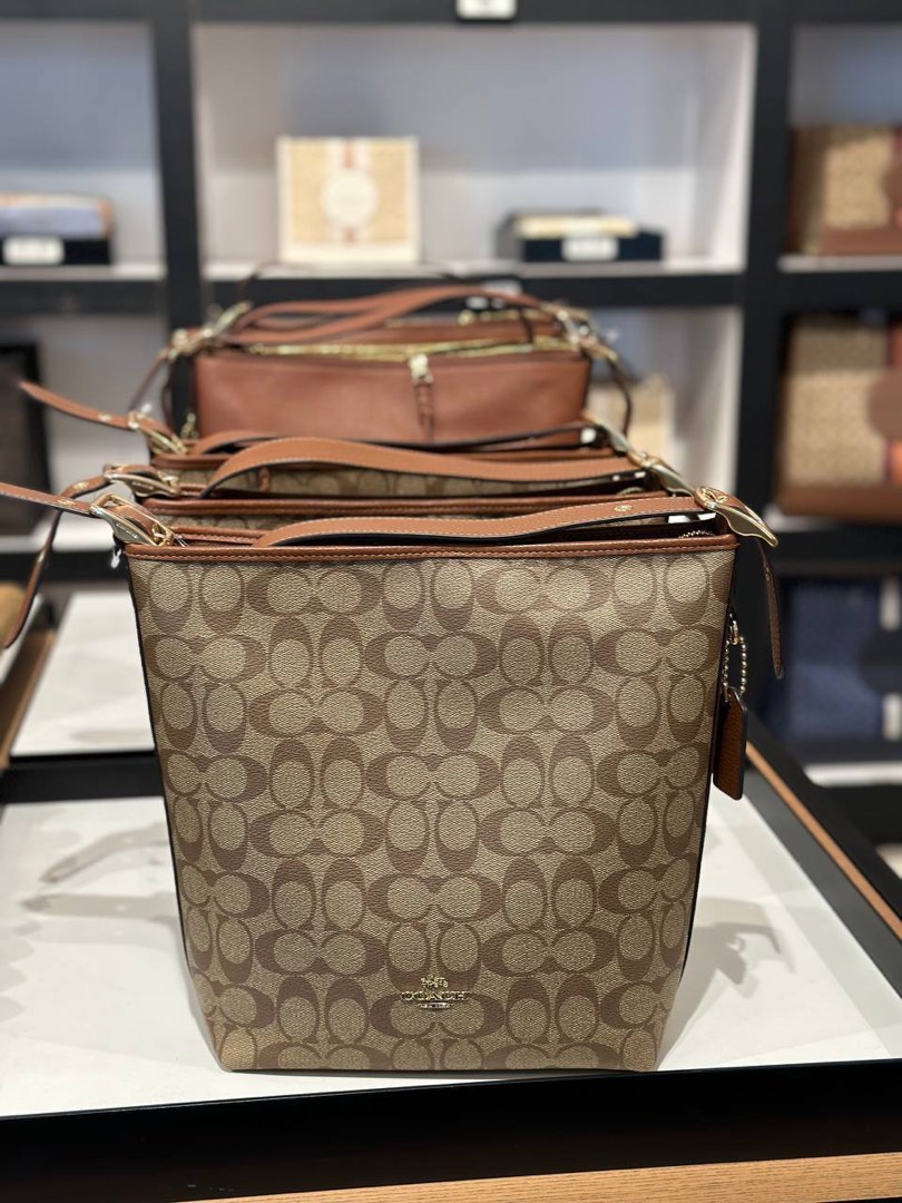 Coach Val Duffle, Luxury, Bags & Wallets on Carousell