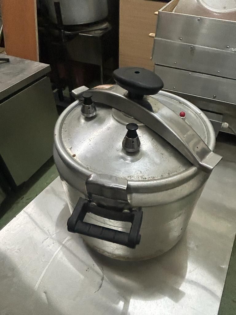 Commercial pressure cooker, TV & Home Appliances, Kitchen Appliances ...