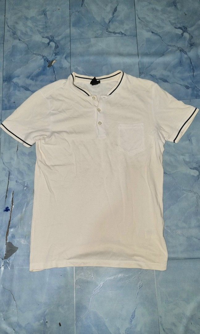 Kaos polo henley HnM, Fesyen Pria, Pakaian , Atasan di Carousell