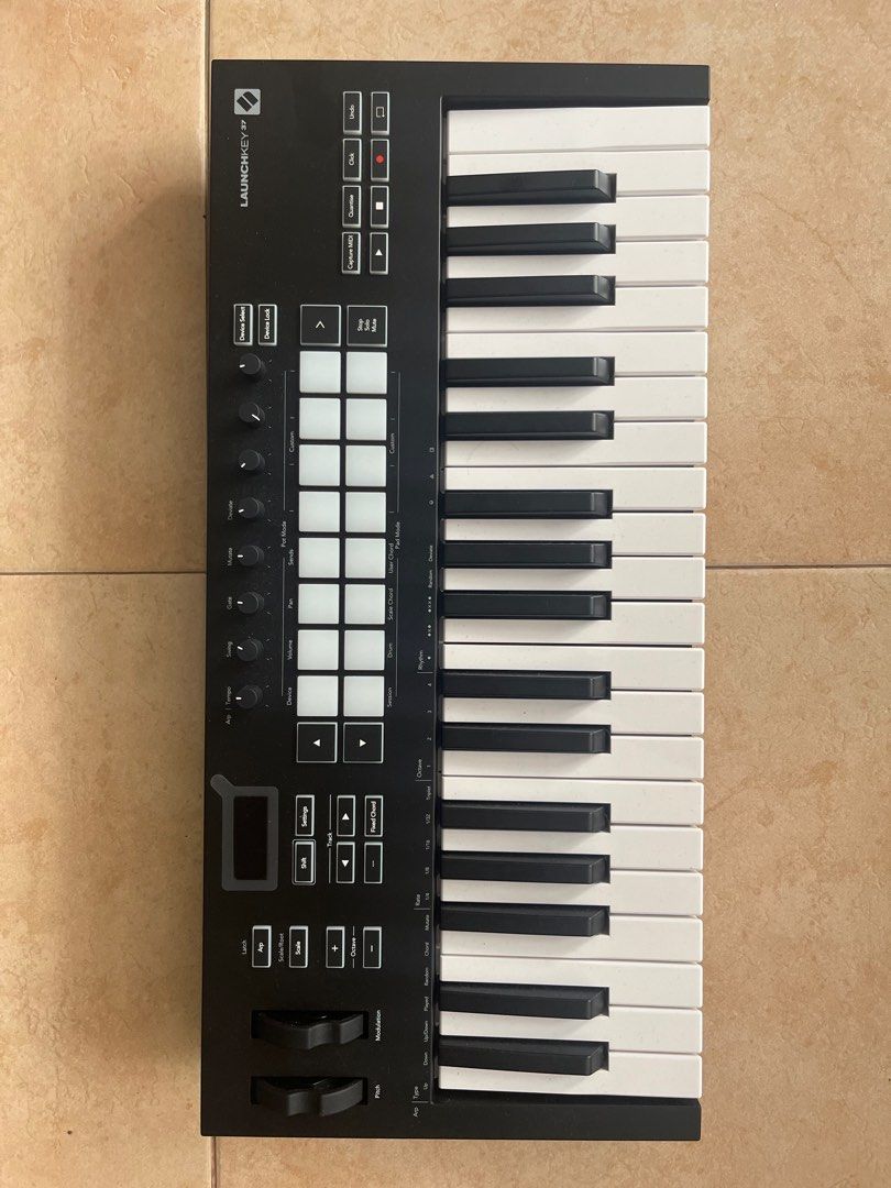 Novation keyboard launch key 37, Hobbies & Toys, Music & Media, Musical ...