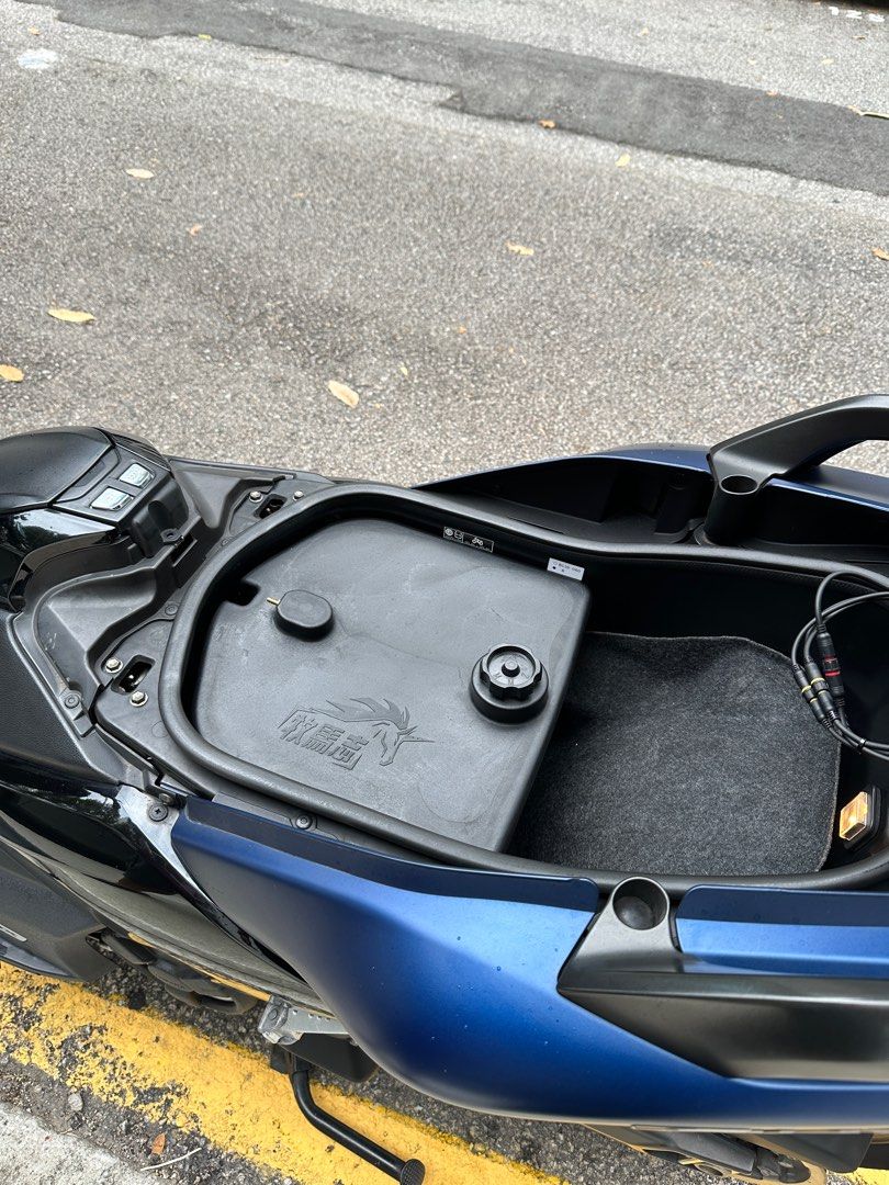 Tmax 560 2018-2021 Auxiliary tank 13L, Motorcycles, Motorcycle ...