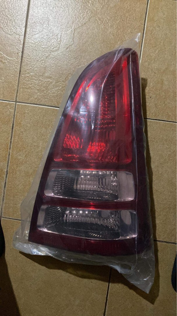 Toyota Innova 2005-2008 Right Tail Light, Car Parts & Accessories ...