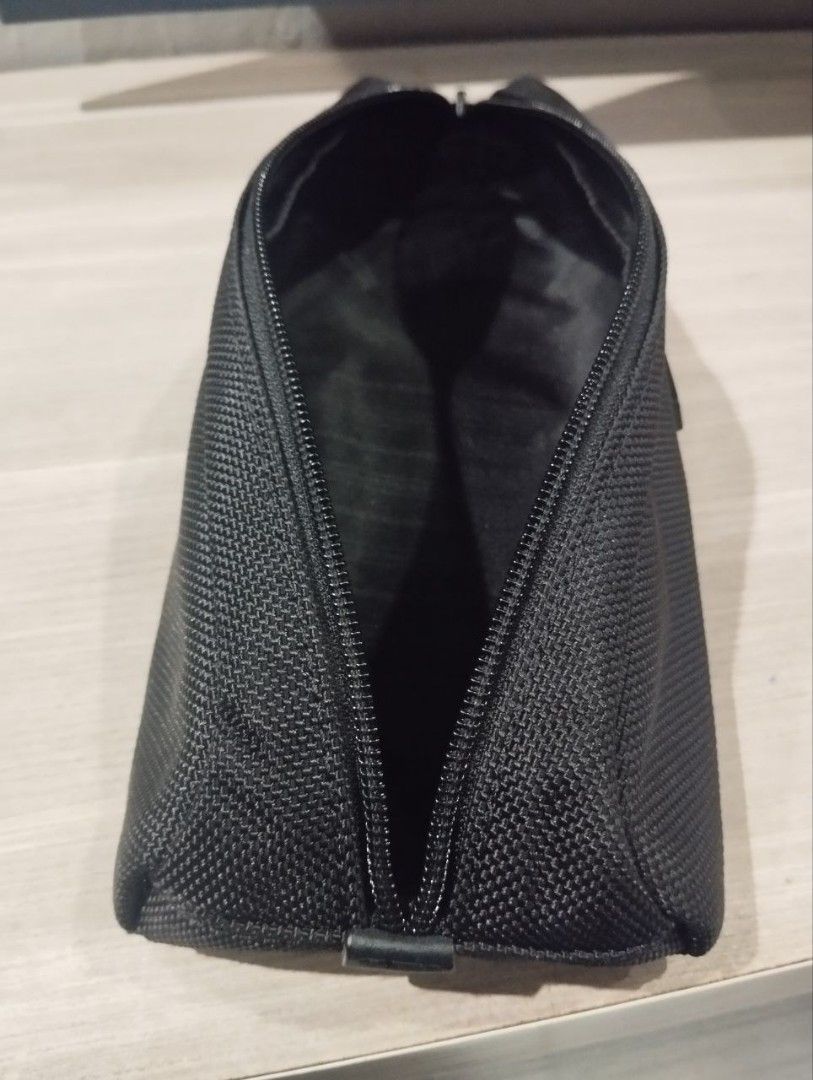 Tumi Electronic Cord Pouch, Men's Fashion, Bags, Belt bags, Clutches ...