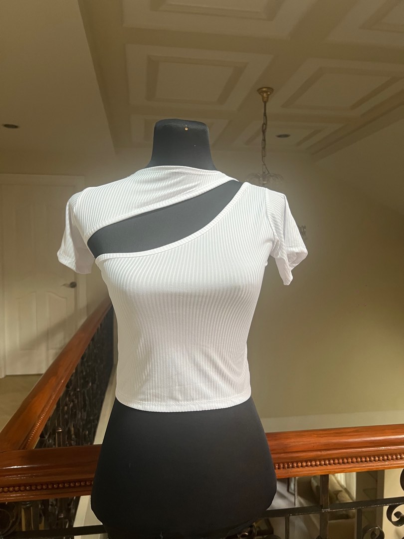 White slashed crop top, Women's Fashion, Tops, Shirts on Carousell