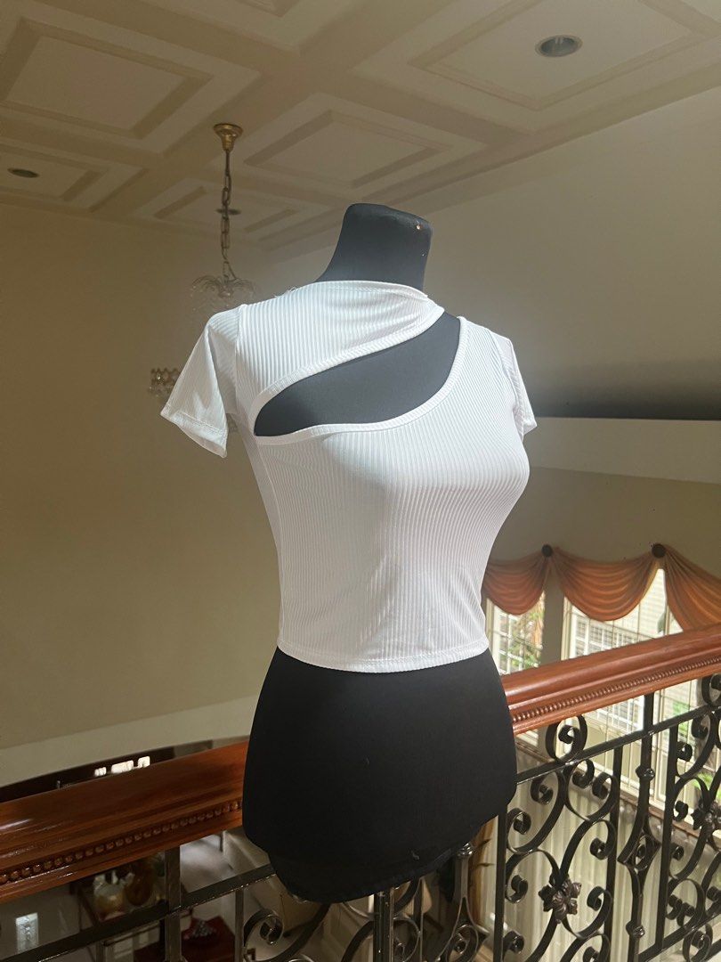 White slashed crop top, Women's Fashion, Tops, Shirts on Carousell