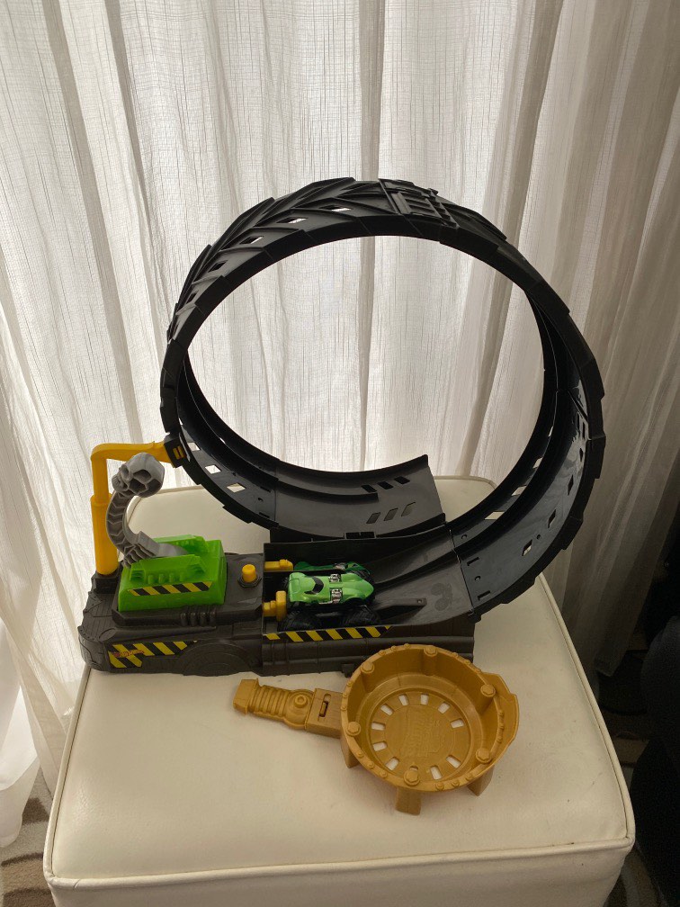 Hotwheels loop monster truck and car, Hobbies & Toys, Toys & Games on ...
