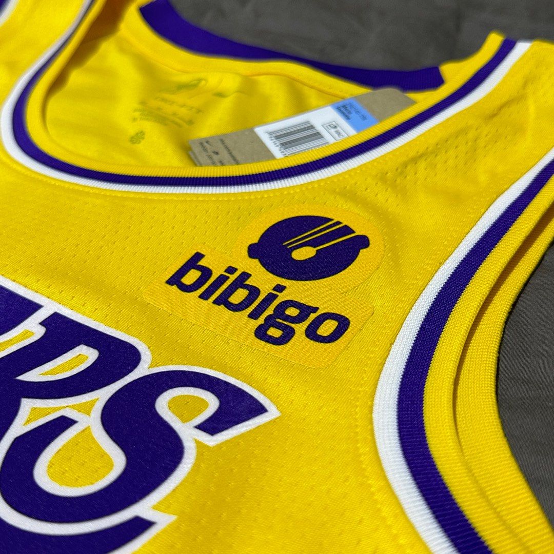 LE SSERAFIM X Lakers NBA 湖人客製球衣團 連廣告章 Sakura 宮脇咲良, 男裝, 運動服裝 - Carousell