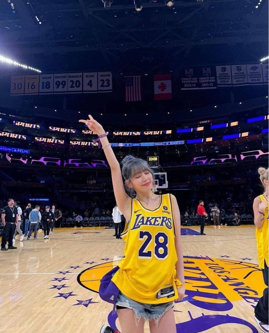 LE SSERAFIM X Lakers NBA 湖人客製球衣團 連廣告章 Sakura 宮脇咲良, 男裝, 運動服裝 - Carousell