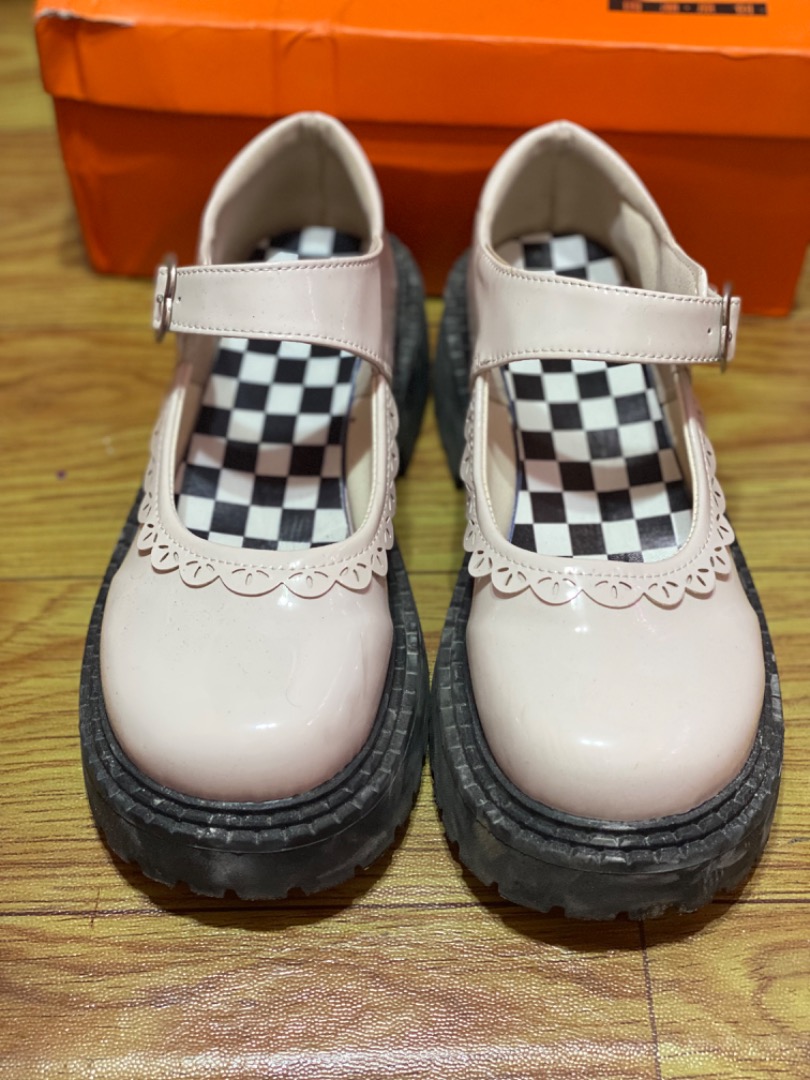 Sepatu docmart boots putih, Fesyen Wanita, Sepatu di Carousell