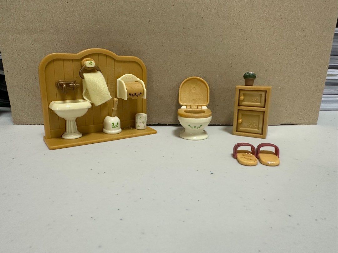 Toilet set, Hobbies & Toys, Toys & Games on Carousell
