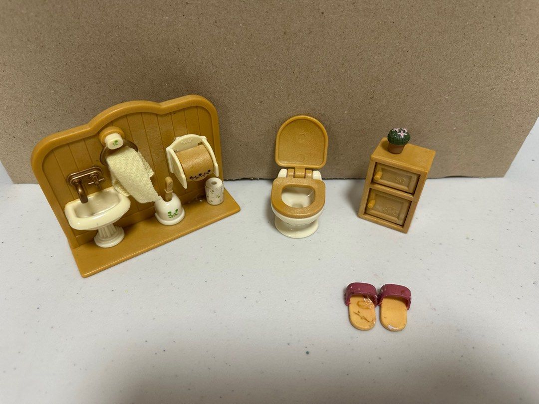 Toilet set, Hobbies & Toys, Toys & Games on Carousell