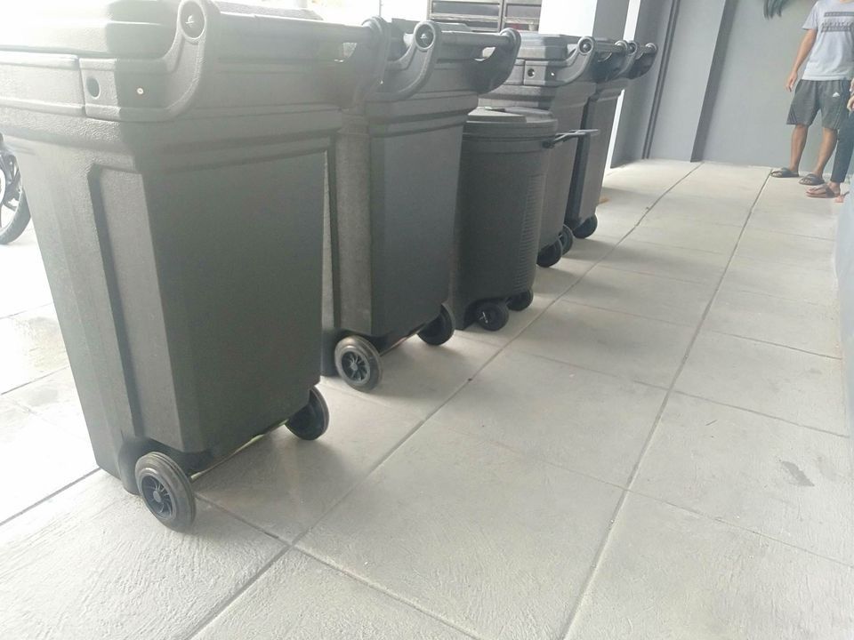 Trash bin roller king, Furniture & Home Living, Cleaning & Homecare ...