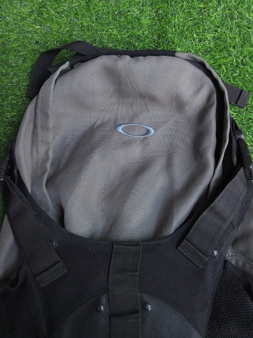 Vintage oakley backpack, Men's Fashion, Bags, Backpacks on Carousell