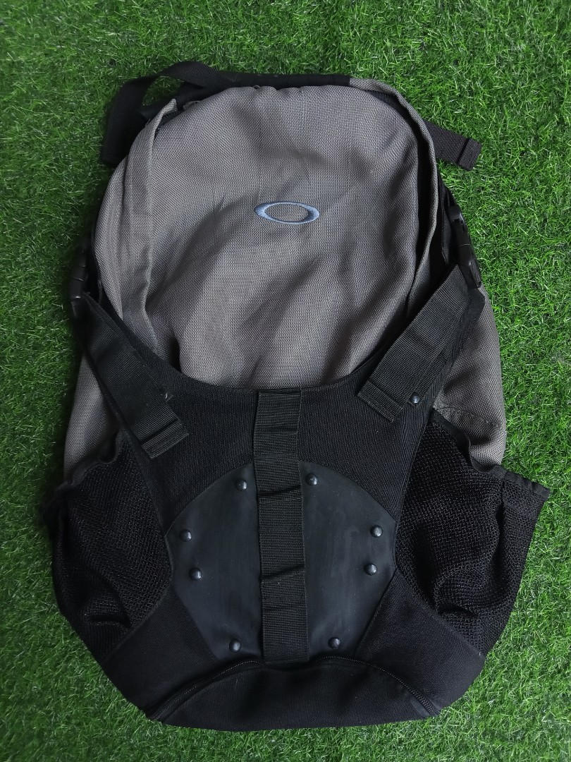 Vintage oakley backpack, Men's Fashion, Bags, Backpacks on Carousell
