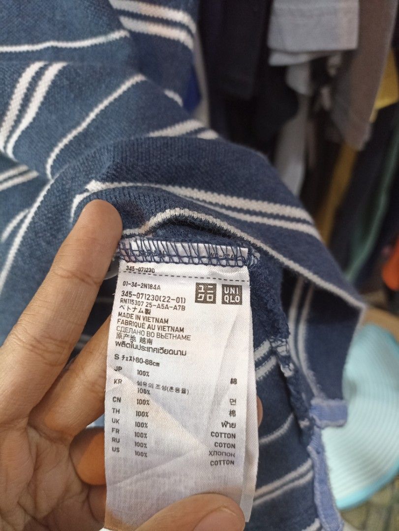 Baju UNIQLO Original, Fesyen Pria, Pakaian , Atasan di Carousell
