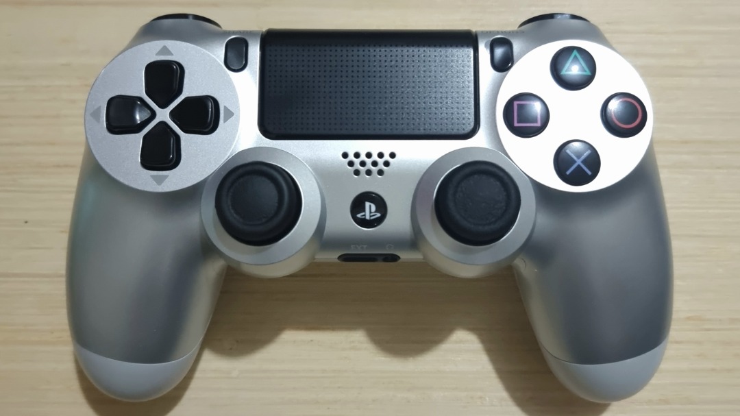 DualShock 4 (Silver, v1) Original, Video Gaming, Video Game Consoles ...