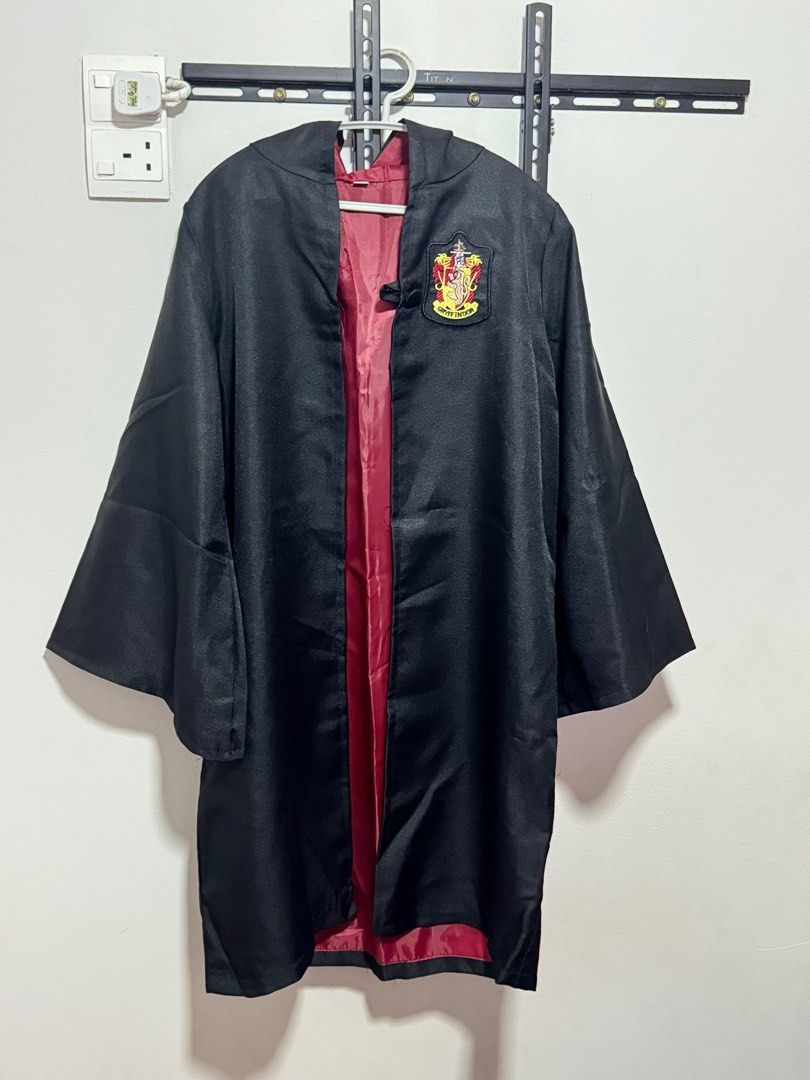Harry Potter Gryffindor Robes (Red lion), Hobbies & Toys, Memorabilia ...