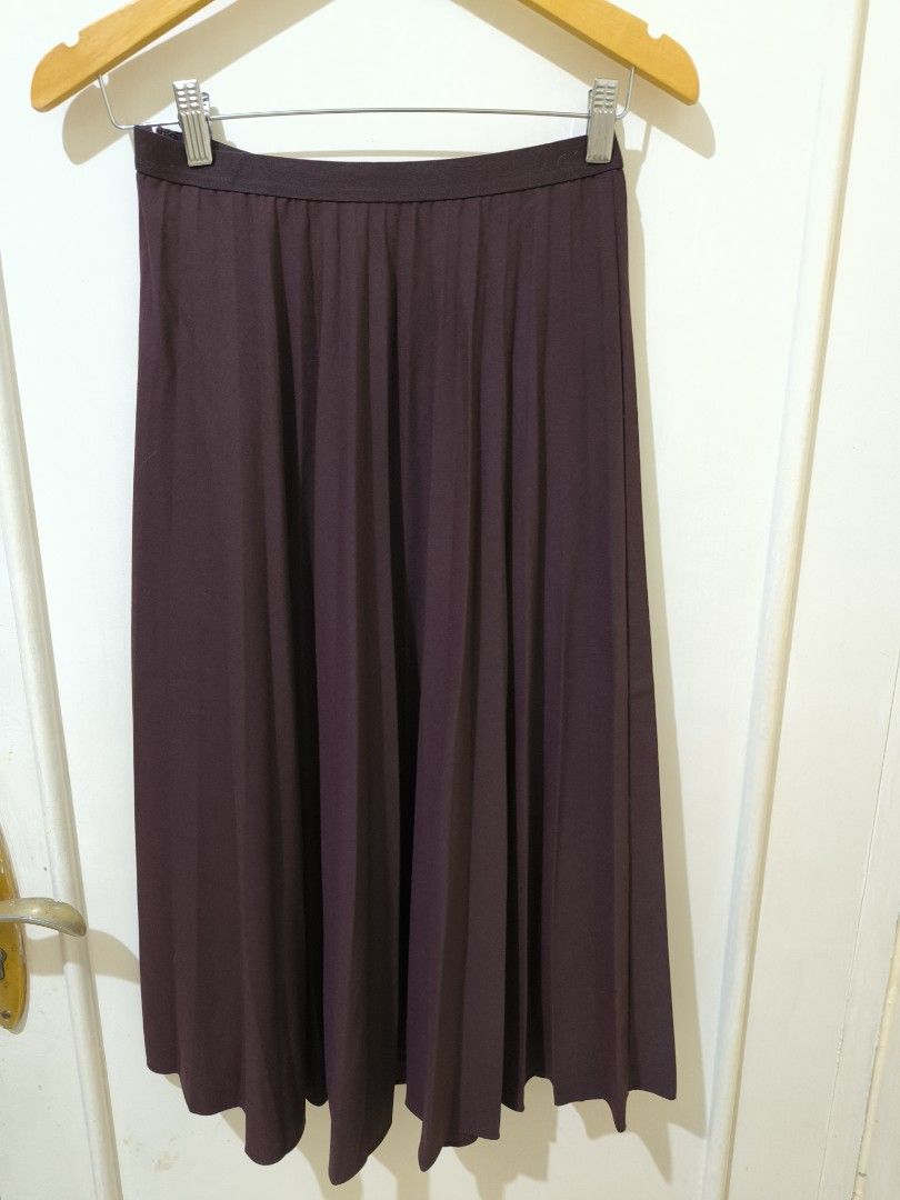 Preloved Rok Burgundy Plisket by Uniqlo, Fesyen Wanita, Pakaian Wanita ...