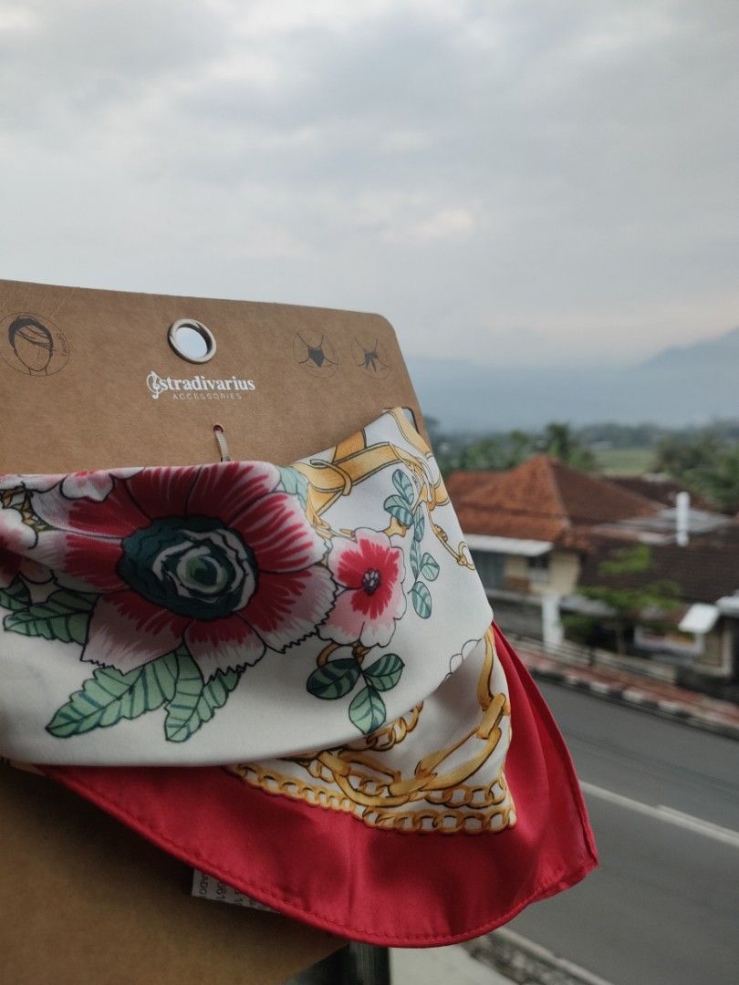 Scarf merah putih kembang mewah stradi sale Natal 2023, Fesyen Wanita ...
