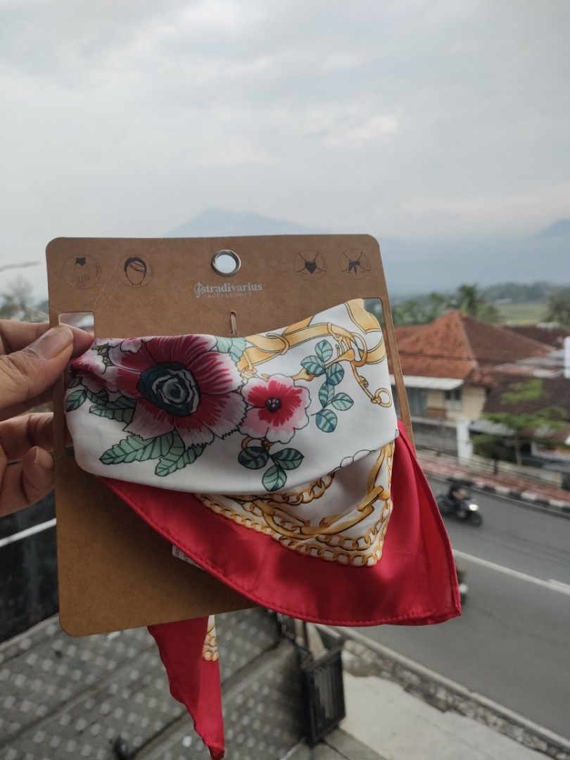 Scarf merah putih kembang mewah stradi sale Natal 2023, Fesyen Wanita ...