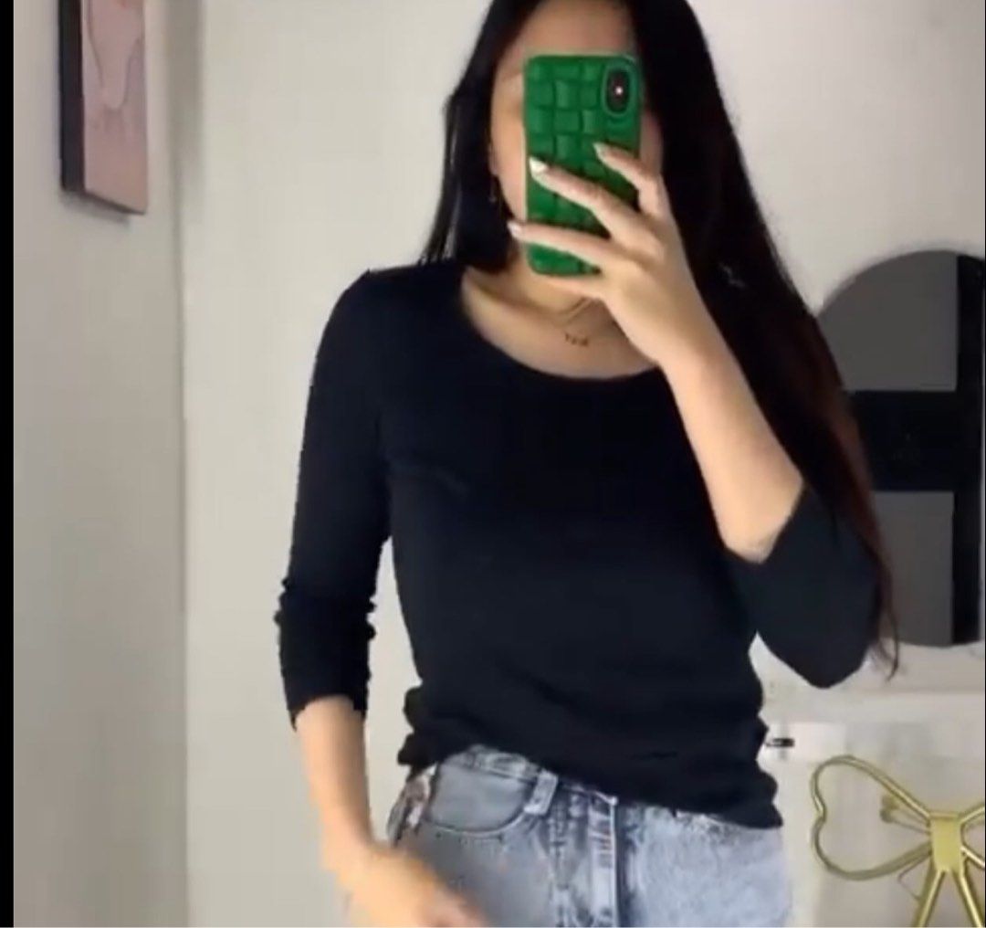 UNIQLO TOP BASIC, Fesyen Wanita, Pakaian Wanita, Atasan di Carousell