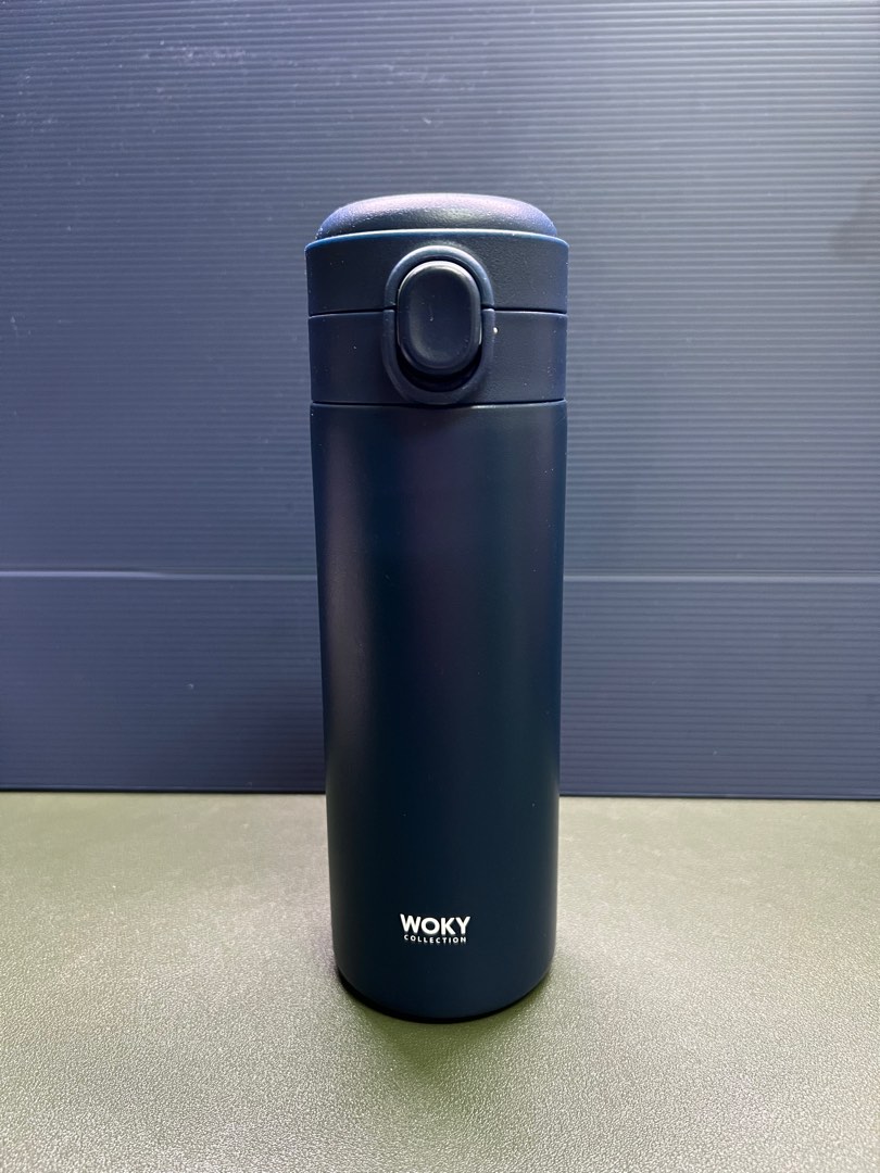 WOKY 沃廚 輕芯鈦瓷潔層彈蓋保溫杯 450ml, 家具及居家用品, 廚具和餐具, 水杯、水壺在旋轉拍賣