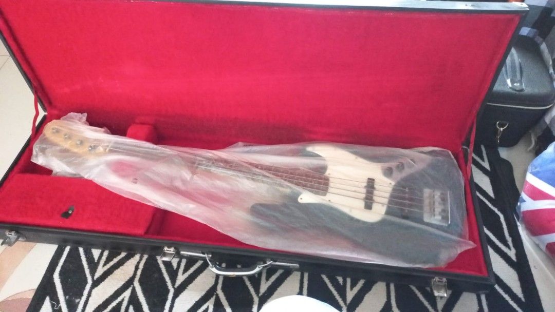 Bass Guitar Prince classic lengkap dengan cassingnya, Musik & Media ...