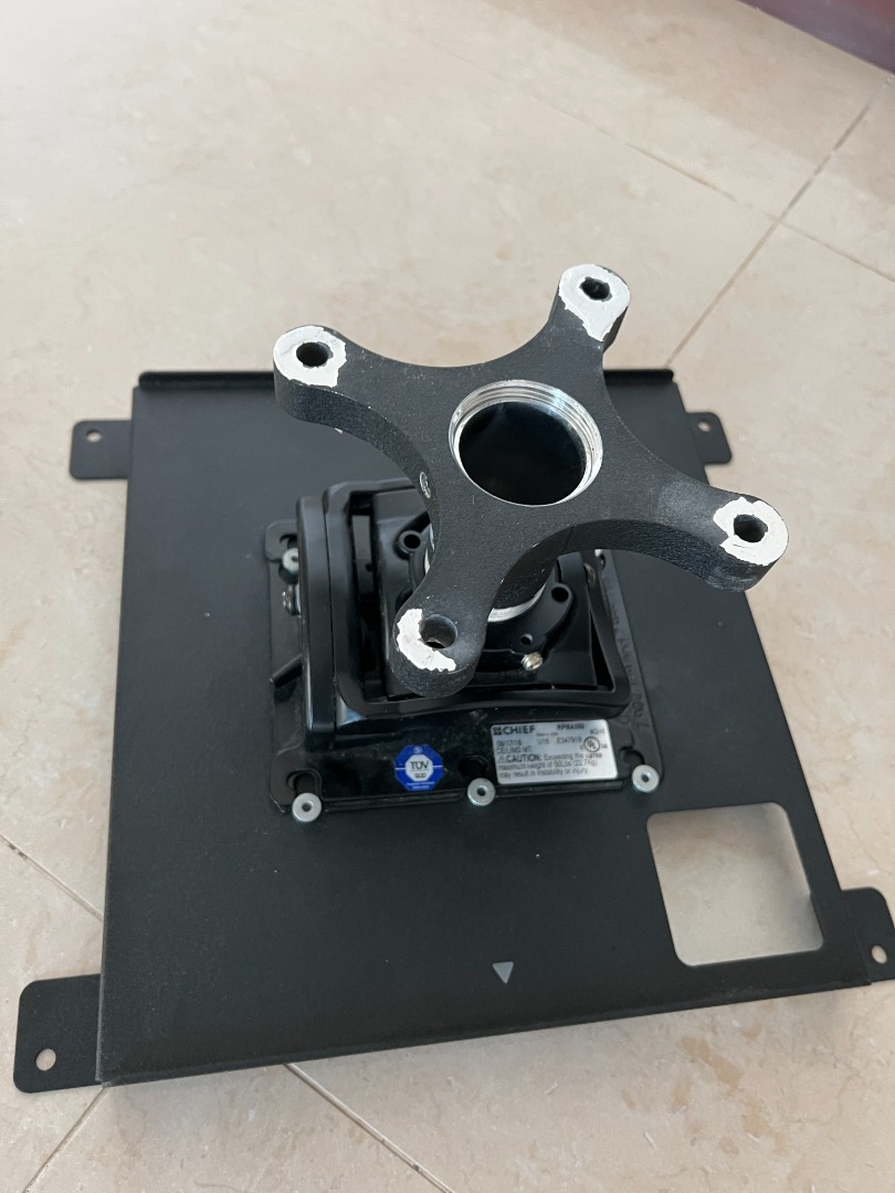 Chief mount rpma000, 家庭電器, 電視 & 其他娛樂, 投影機 - Carousell