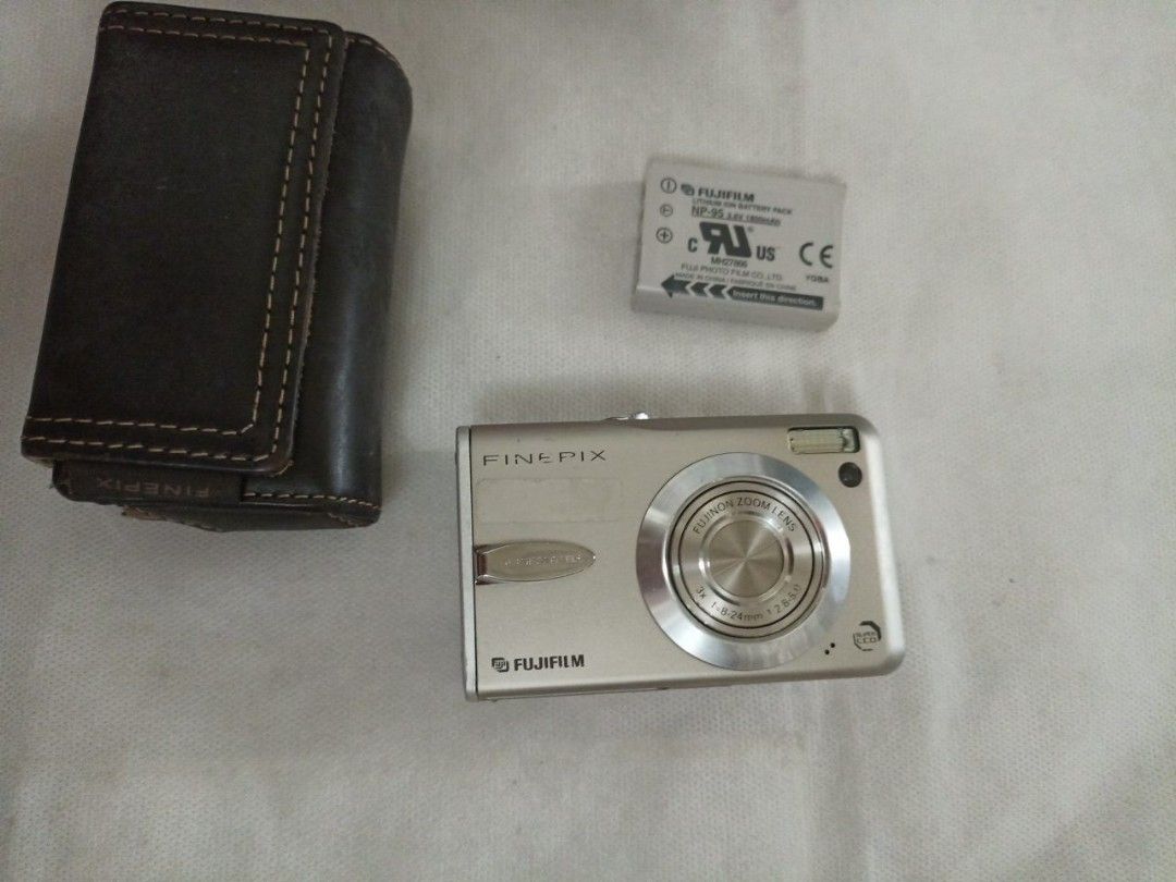 Fujifilm F30 Super CCD Digital Camera, 2GB XD Card, Photography, Cameras on Carousell