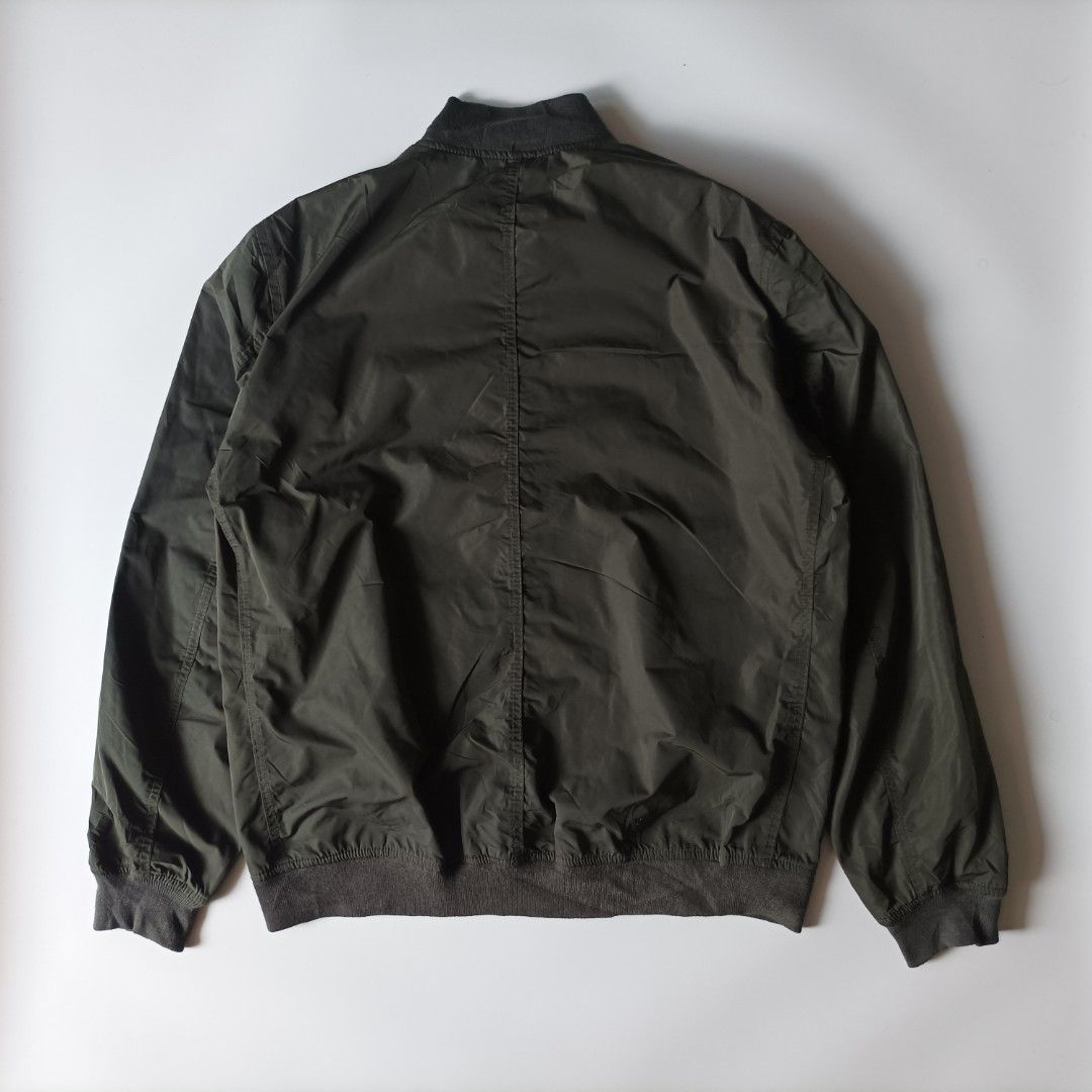 GU bomber army jacket, Fesyen Pria, Pakaian , Baju Luaran di Carousell