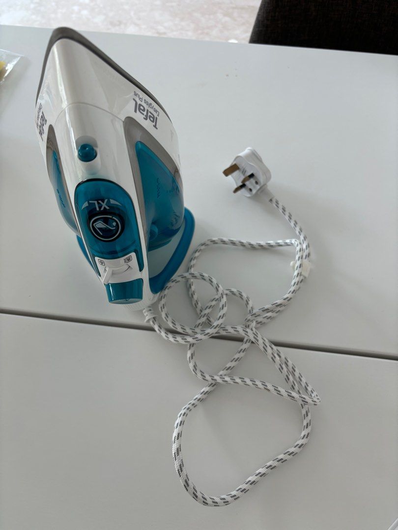 LIKE NEW Tefal easygliss plus easy gliss steam iron, TV & Home ...