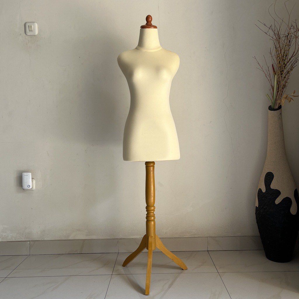 Mannequin | Manekin Wanita Dewasa DM Krem Kaki kayu | Patung Baju ...