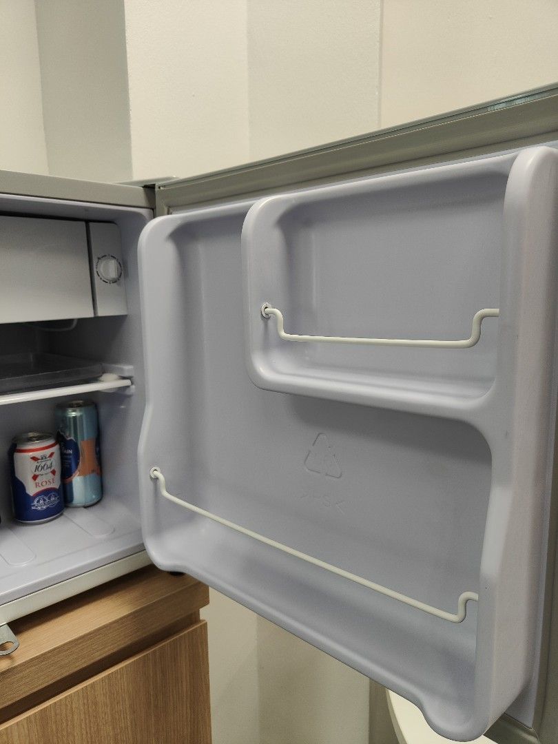 Powerpac mini bar fridge 1 door freezer/fridge combo (safety mark ...