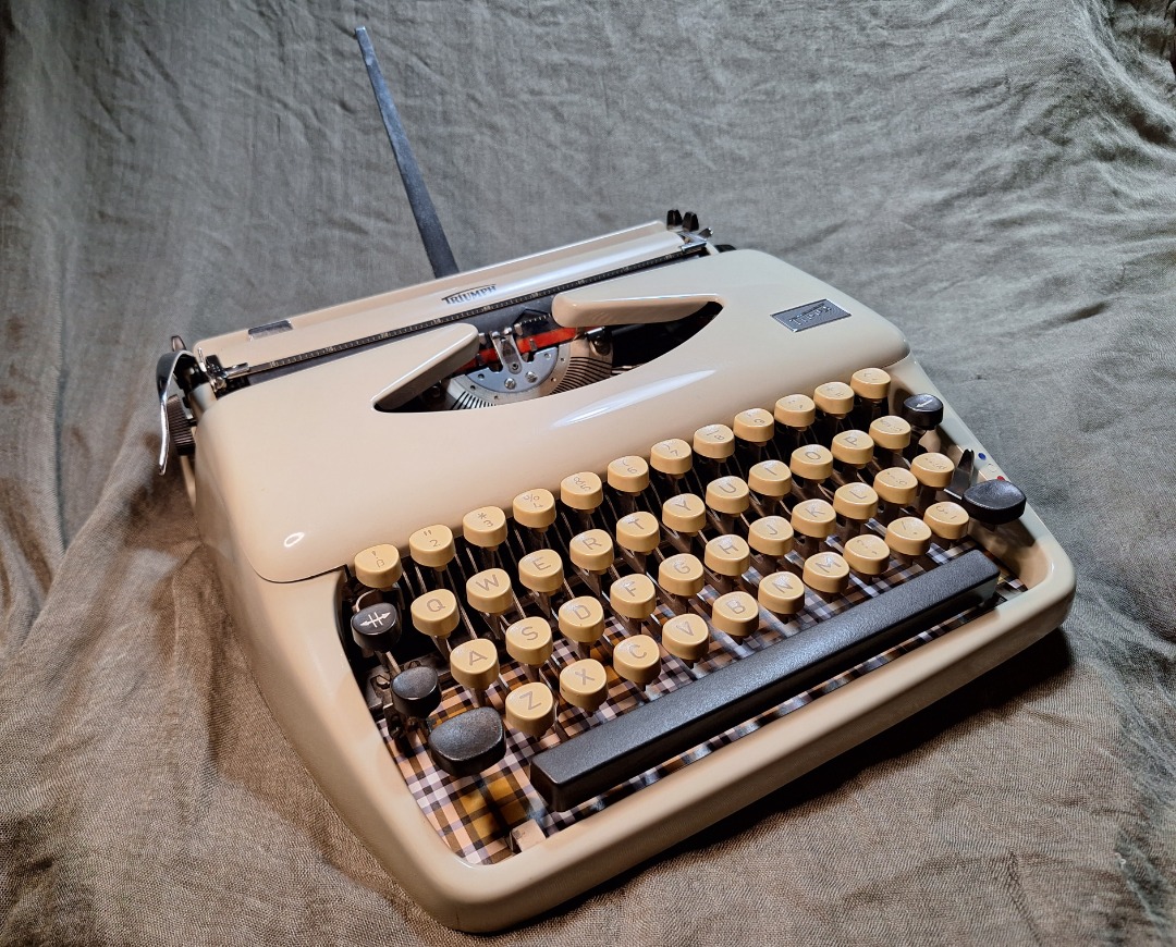 Triumph Tippa Ultra-portable typewriter with European keys, Hobbies ...