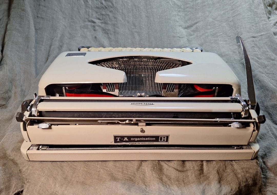 Triumph Tippa Ultra-portable typewriter with European keys, Hobbies ...