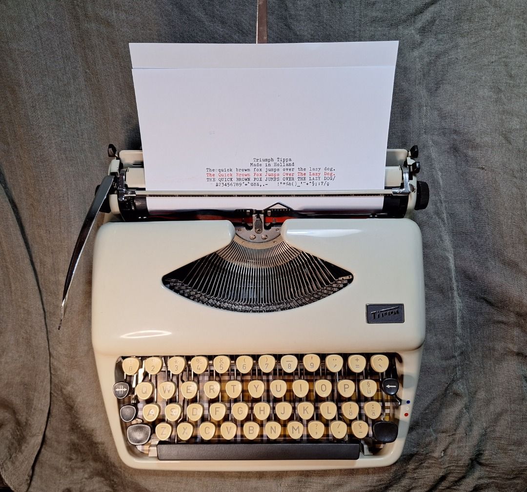 Triumph Tippa Ultra-portable typewriter with European keys, Hobbies ...
