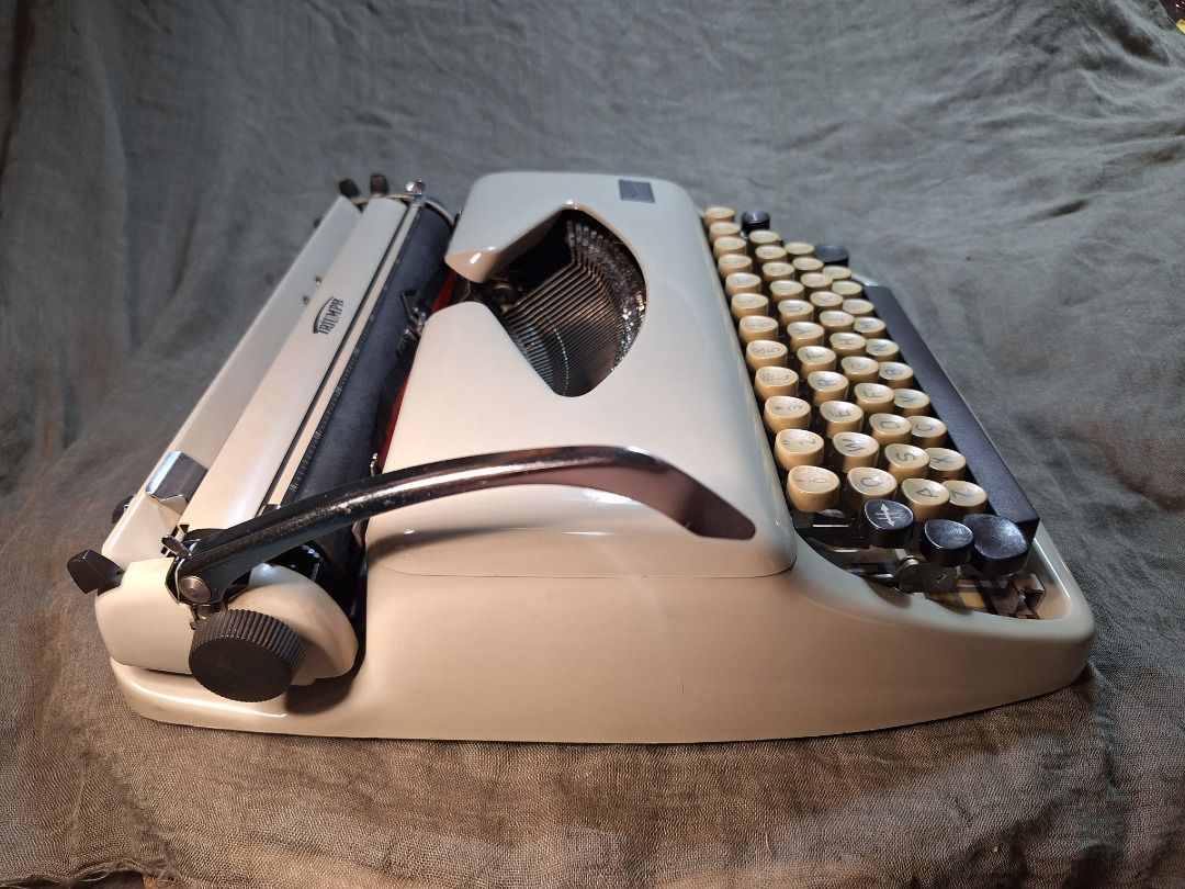 Triumph Tippa Ultra-portable typewriter with European keys, Hobbies ...