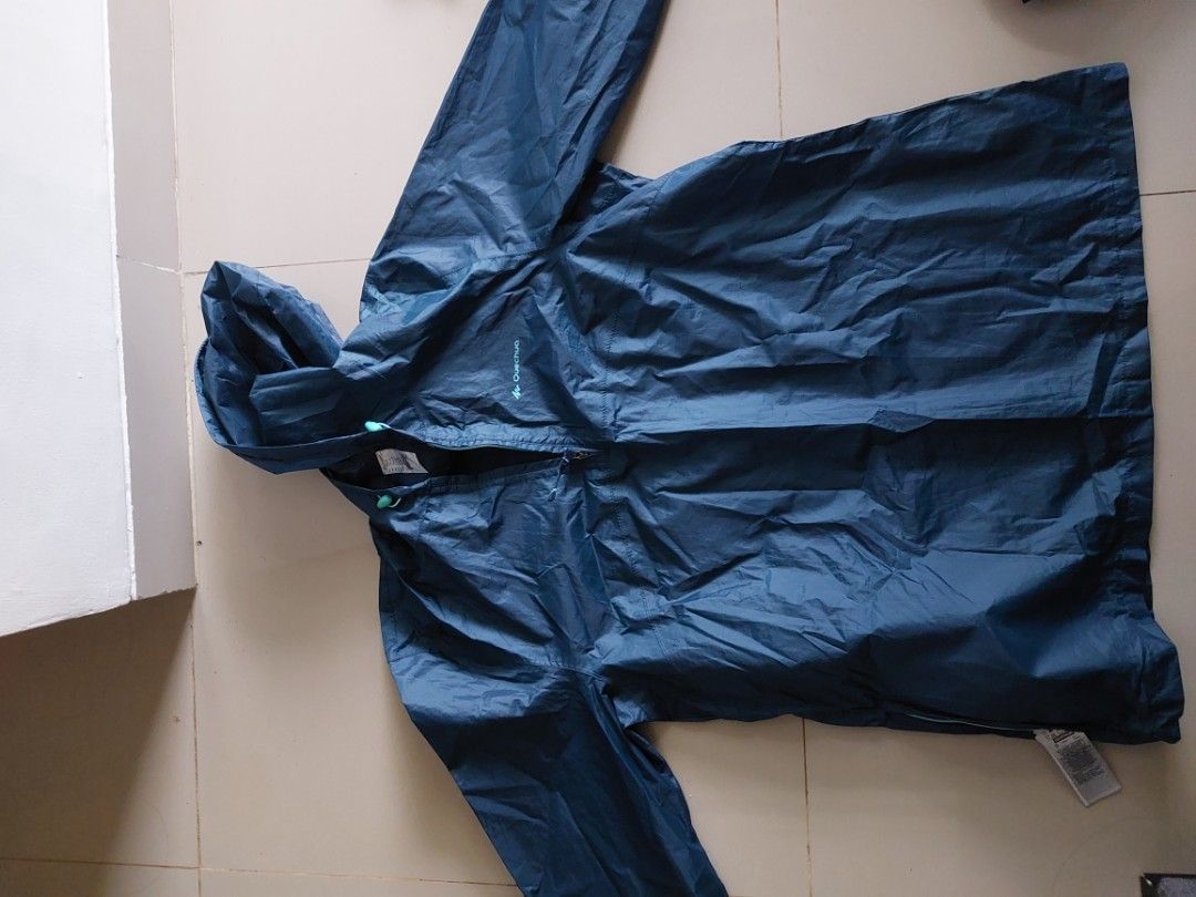 Dechatlon - jas ujan, Fesyen Wanita, Pakaian Wanita, Atasan di Carousell