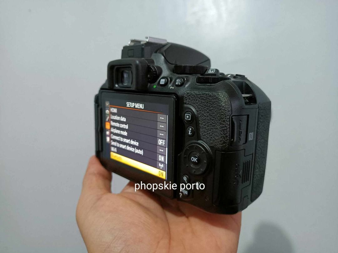 Nikon DSLR D5600 with kit lens 24mp wifi touch screen good for vlogging ...