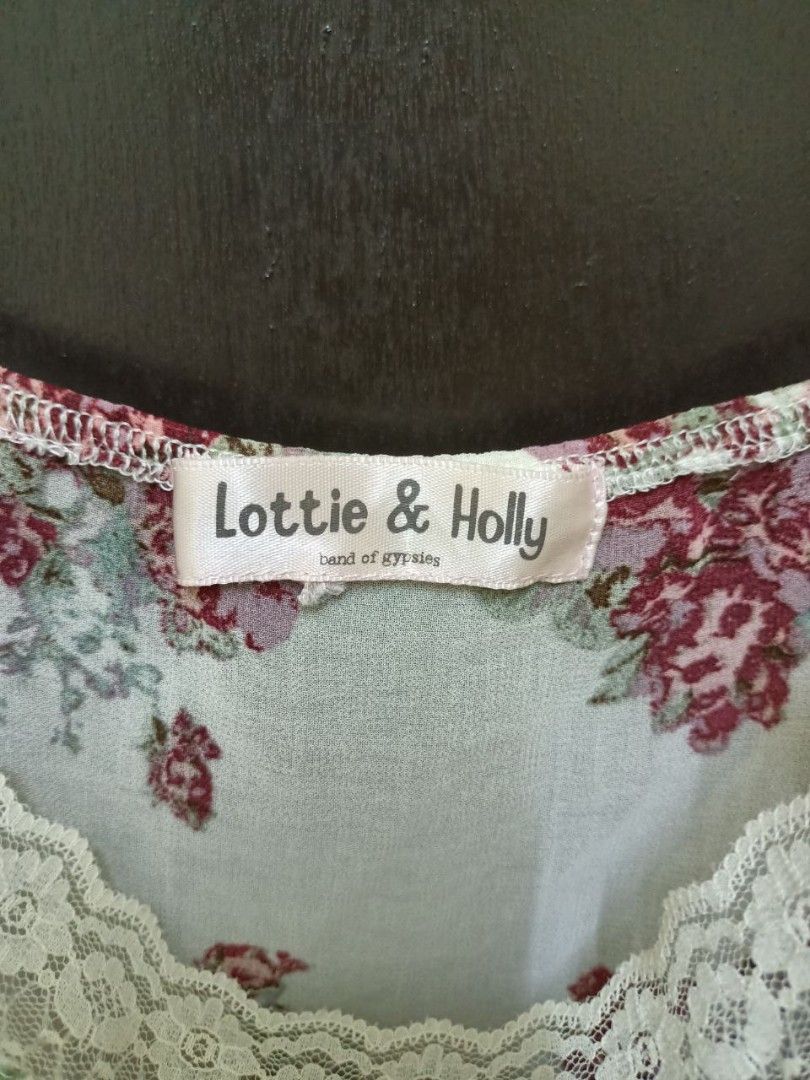 Singlet putih bercorak, Women's Fashion, Tops, Other Tops on Carousell