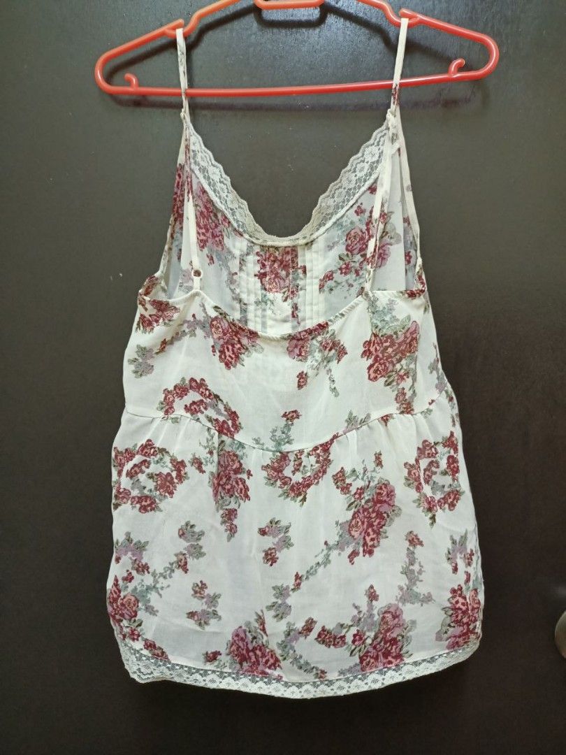 Singlet putih bercorak, Women's Fashion, Tops, Other Tops on Carousell